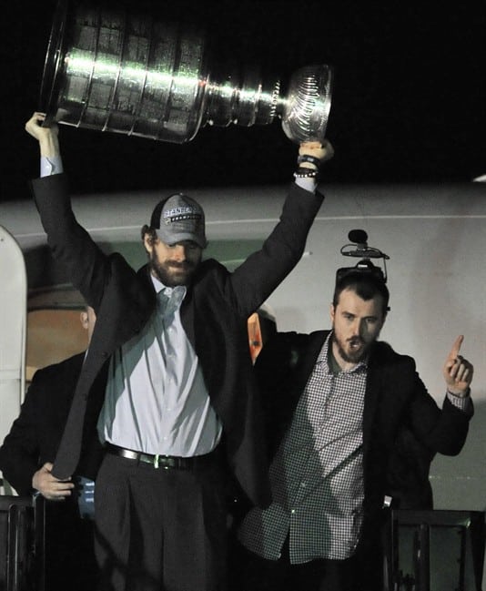 Blackhawks fans celebrate another Stanley Cup, pack bars in hopes of a ...