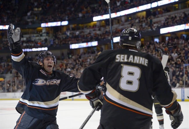 Dustin Penner scores late goal to push Ducks to 5th straight win, 3-2 ...