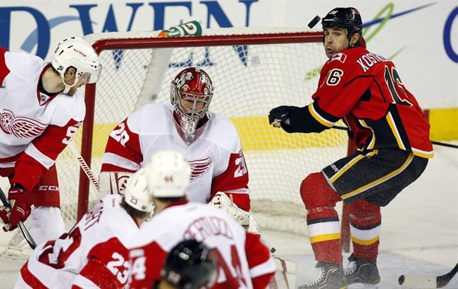 Glencross scores twice, Flames hang on for 3-2 win over Red Wings