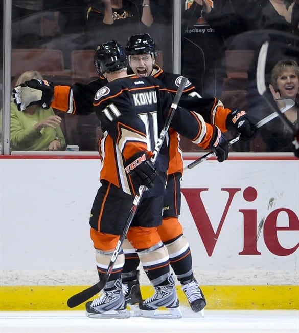 Sharp has hat trick, Toews adds 2 goals, 3 assists in Blackhawks ...