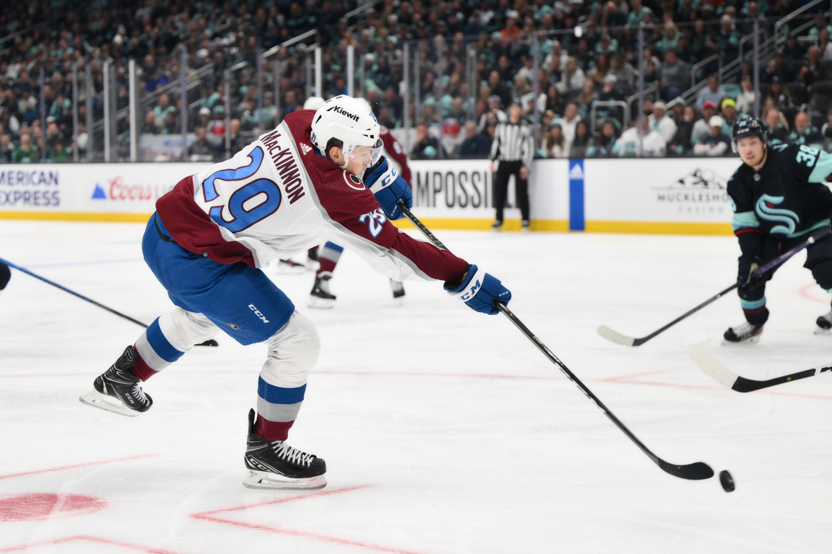 Avalanche stay focused, take Game 3 in Seattle