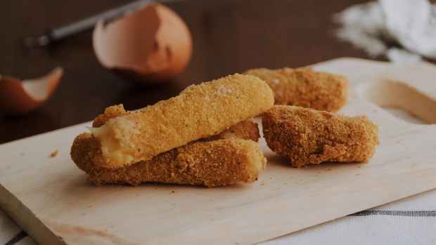 Wisconsin Restaurant's Massive Mozzarella Sticks Are Seriously No Joke ...