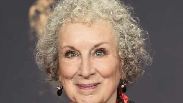 Poetry Analysis: Margaret Atwood's "This is a Photograph of Me" - Owlcation