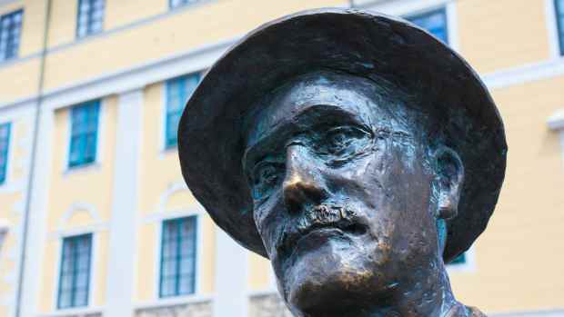 Symbolism in "A Raisin in the Sun" - Owlcation