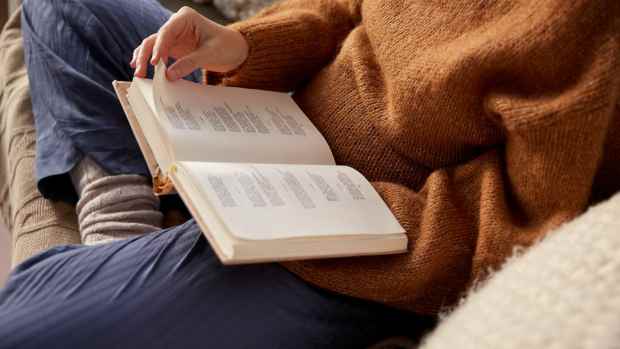 "Safe in Their Alabaster Chambers" by Emily Dickinson: An Analysis ...