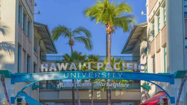 Student's Dorm Tour at Hawaii Pacific University Looks More Like a ...