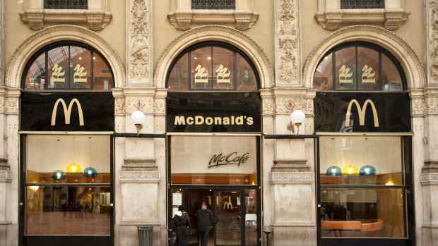 Couple Visits Famous Paris 'McDonald's' to Try 'Emily in Paris' Meal ...