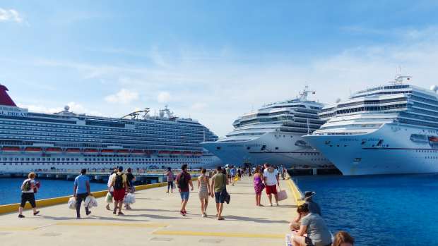 Video of Cruise Ship 'Pier Runners' in Cozumel Is Funny Yet Anxiety ...