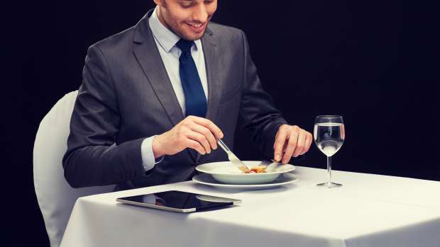 Man Impersonates a Food Critic to See If He Gets Better Service and It ...