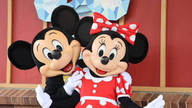 Little Girls Meets Minnie Mouse at Disney World and Cuteness Ensues ...