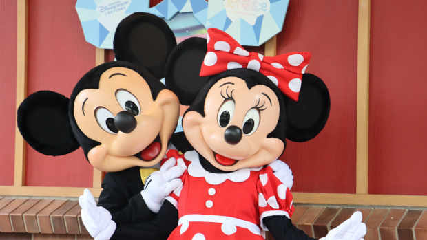 Watch: Minnie Mouse Suffers a Wardrobe Malfunction at Disneyland Paris ...
