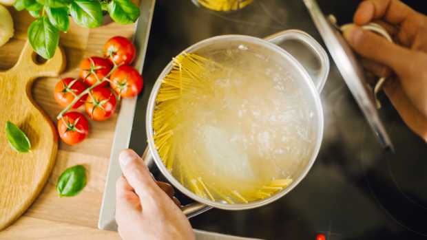 Simple Pasta Hack Is Bound to Change Spaghetti Night Forever ...