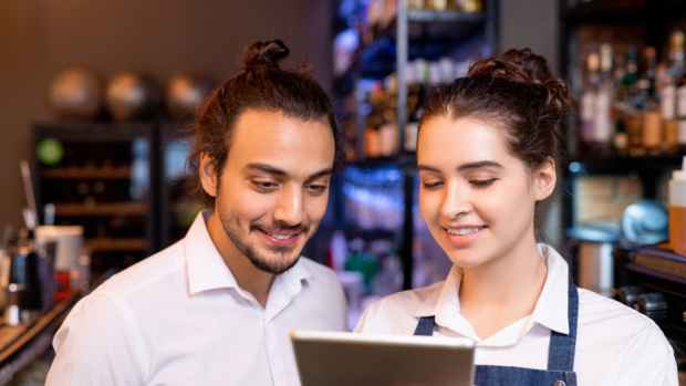 Server's Impersonation of a Manager Going From Friend To Boss Is So On ...