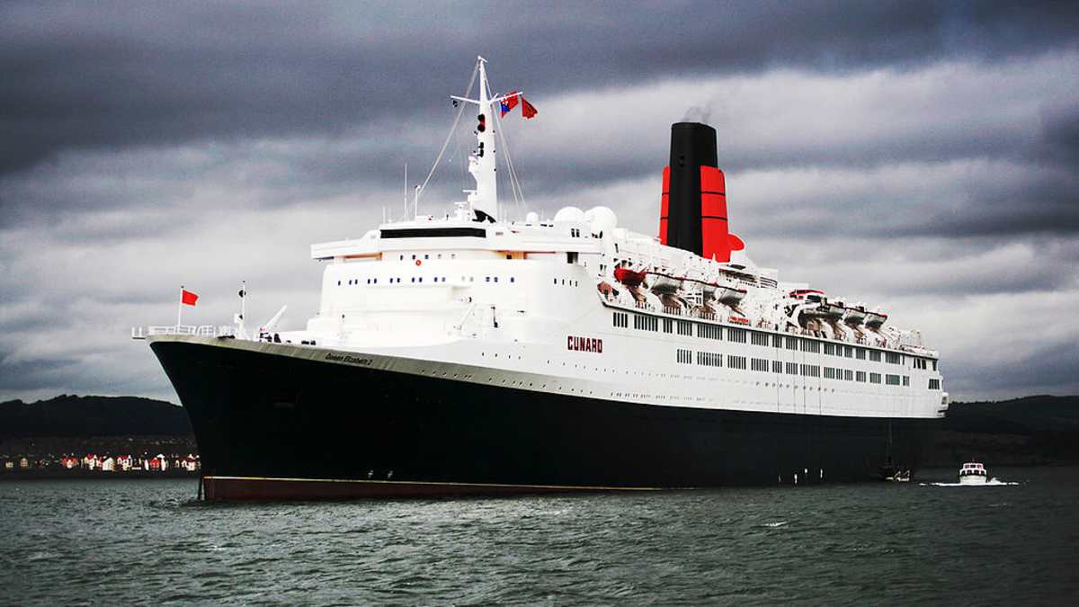 Queen Mary 2 Sinking Real Footage