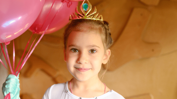 Toddler Is Not Impressed By Elsa Party Impersonator - WeHaveKids News