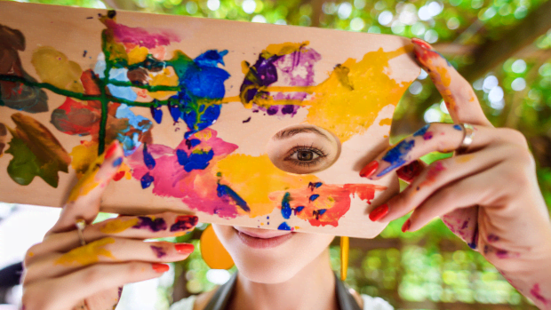 Spirit Portrait Artist Draws Faces of Those That Come to Her and Has ...