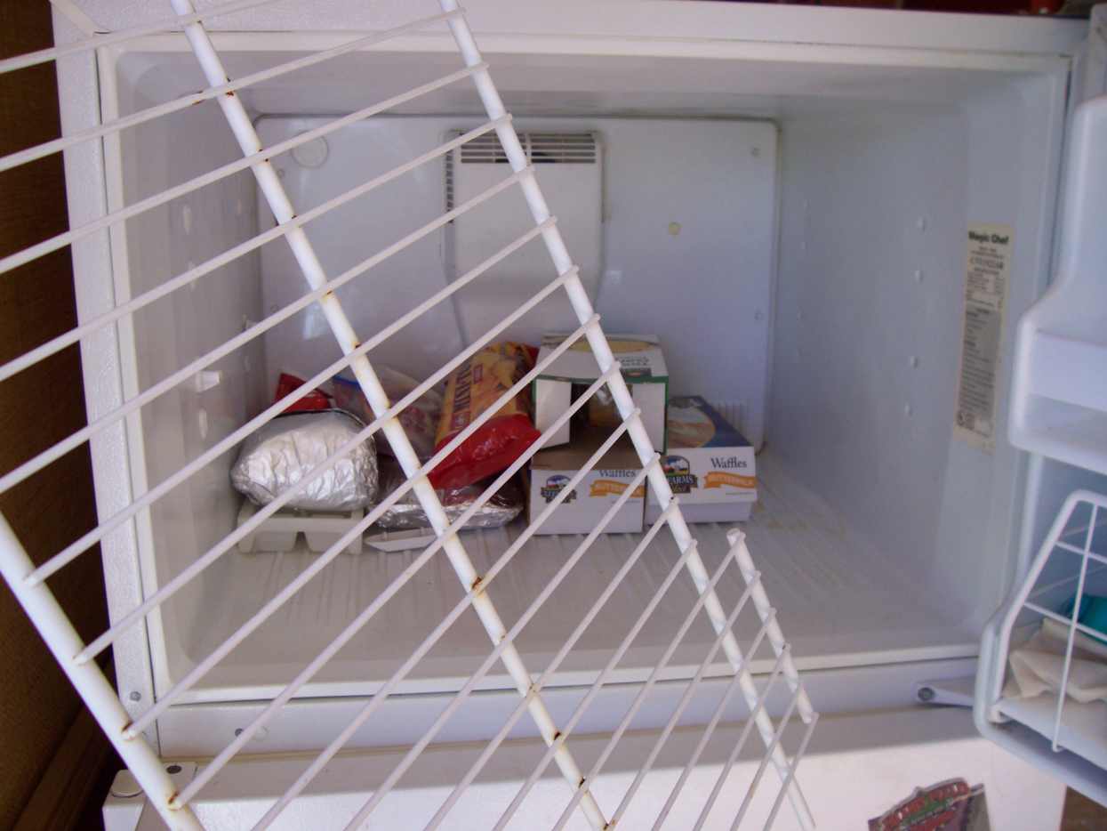 How to Clean a Smelly Refrigerator and Freezer (Interior and Exterior ...