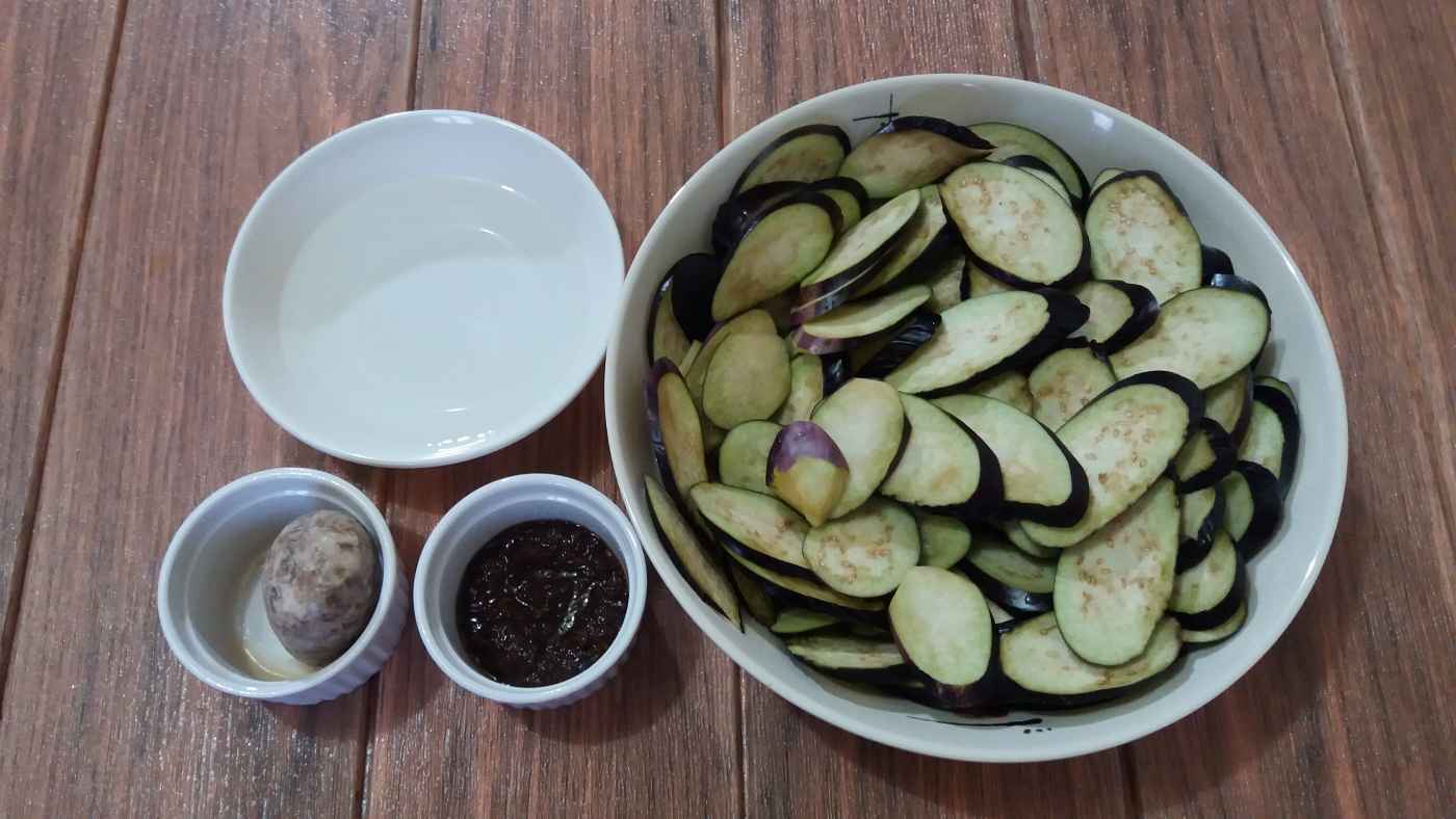 How to Cook Binagoongang Talong With Longaniza - Delishably