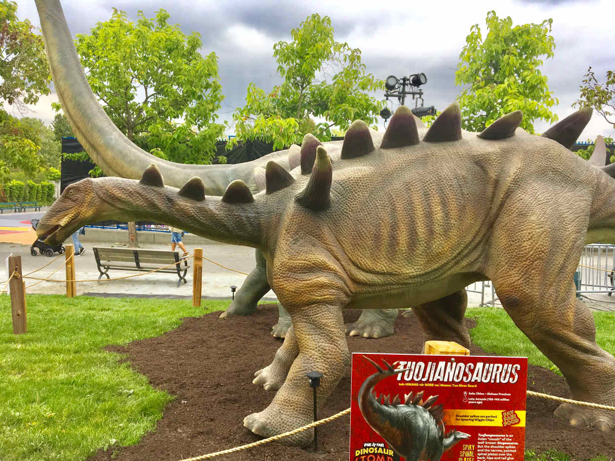 An Animatronic Dinosaur Exhibit and Facts About the Real Reptiles ...