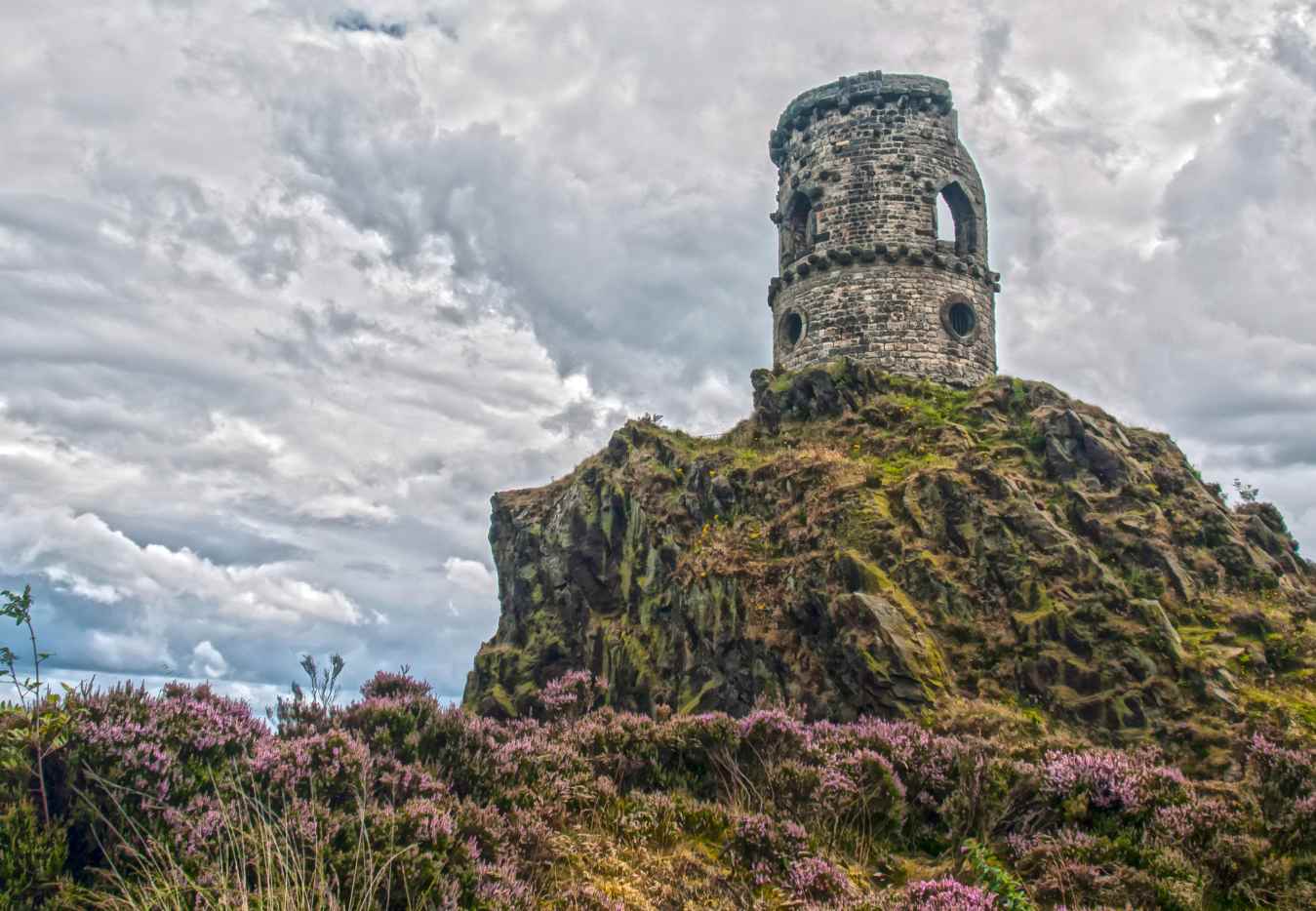 Mow Cop Castle in the Frame of an Amateur Photographer - HubPages