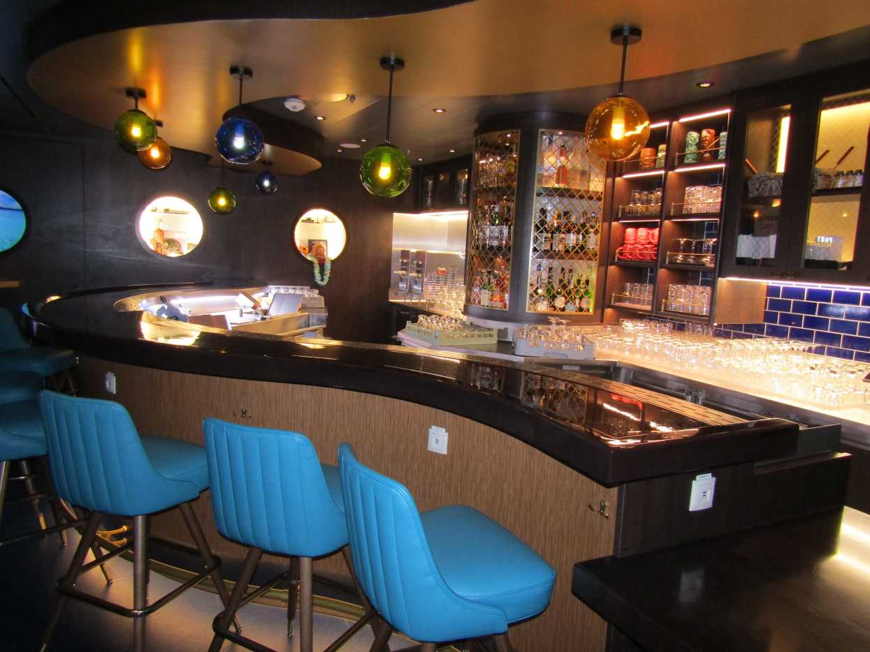 Bars and Pubs in the Royal Promenade of the Mariner of the Seas ...