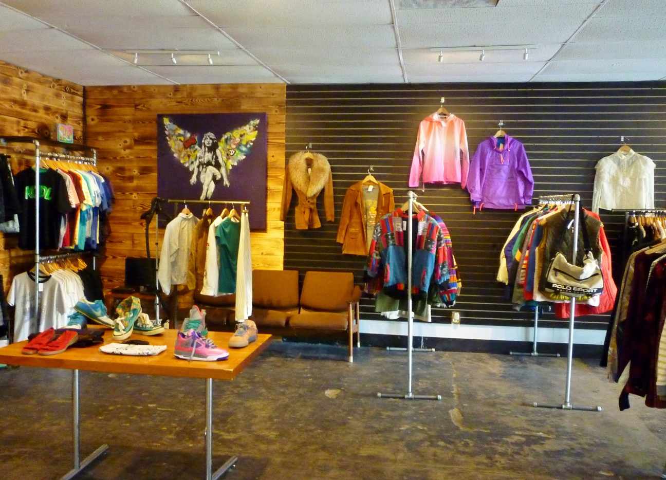 Lo-Fi Vintage Boutique: Exterior, a Mural Lovers Delight! - HubPages