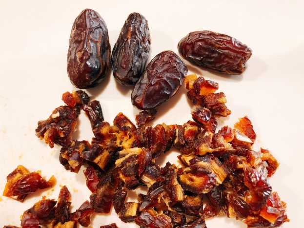 Sticky Date Pudding With Toffee - Delishably