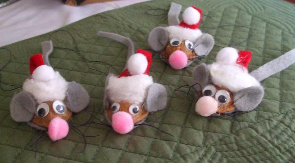 How to Make Mouse Ornaments for Christmas With Walnut Shells - HubPages