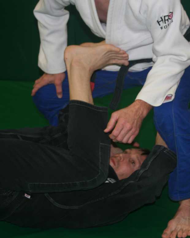 Basic Brazilian Jiu-Jitsu Tutorial for Deep De La Riva Guard - HowTheyPlay