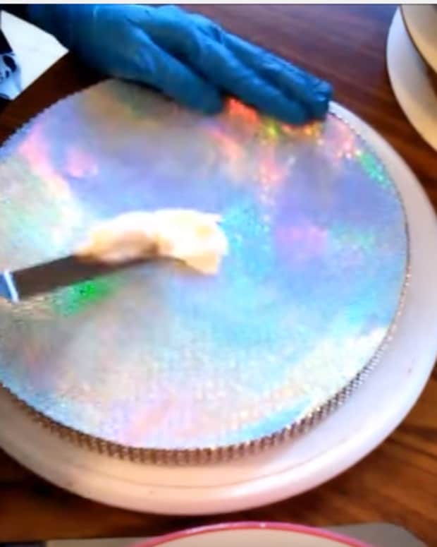 Cake Decorating Basics: How to Level Your Cakes (Two Ways) - Delishably