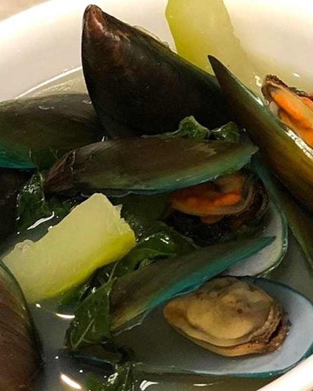 Filipino-Style Clam Chowder (Tinolang Halaan) Recipe - Delishably