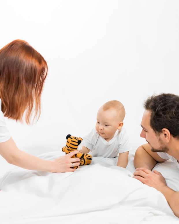 Mom Demonstrates How She Calms Her Toddler Down During a Tantrum and It ...