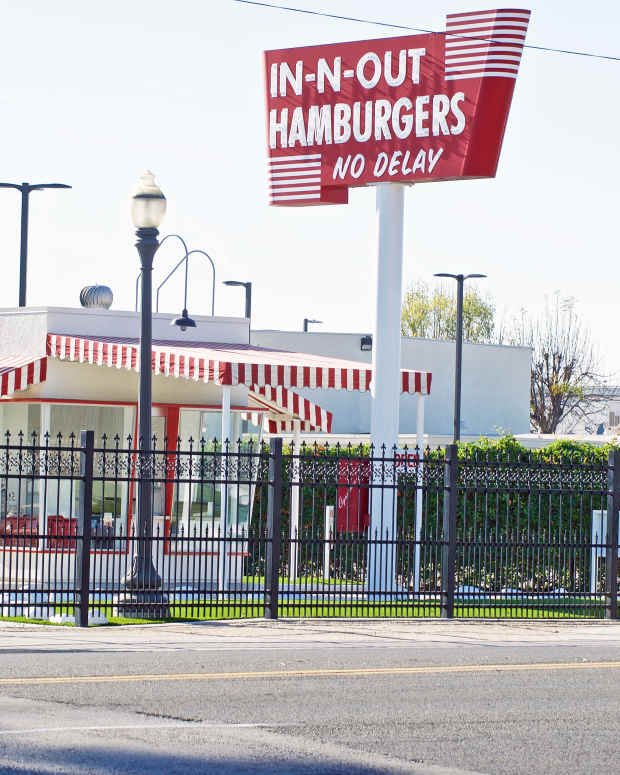 English Couple Tries In-N-Out for the First Time and Their Reaction Is ...