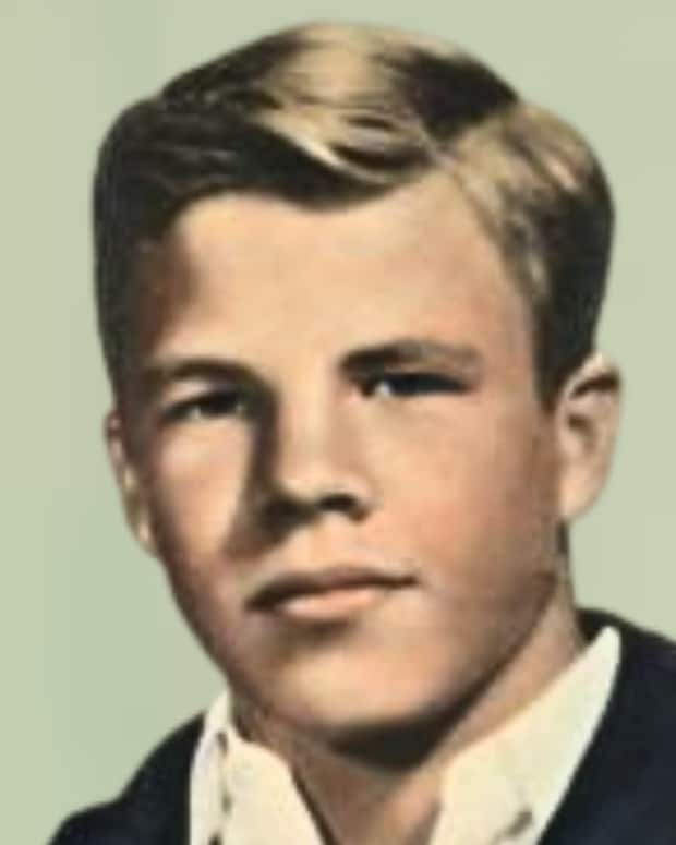 How to tie and wear a square silk scarf - 20 easy and stylish ways ...