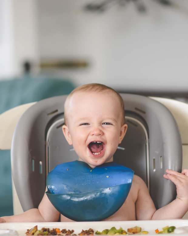 Baby's Funny Way of Eating Snacks Has the Internet Impressed ...