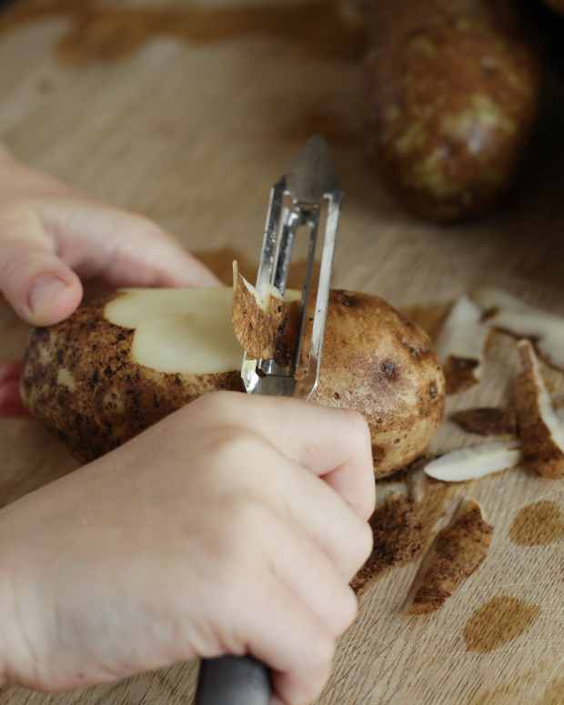 Little-Known Potato Peeling Hack Is Blowing People's Minds - Delishably ...