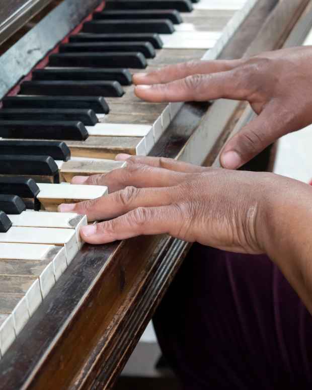 Guy Goes Viral for Getting Strangers on a Train to Help with His ...