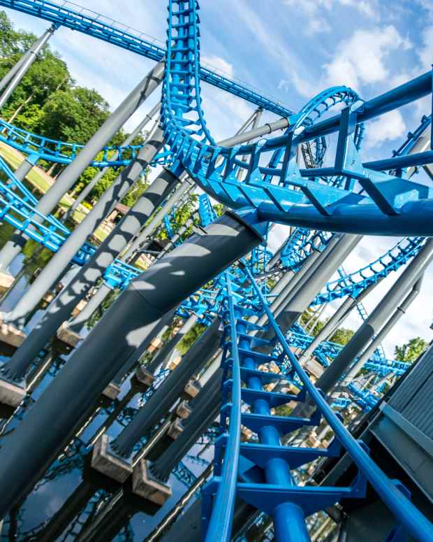 People Stuck Upside-Down for Hours After Roller Coaster Suddenly Stops ...