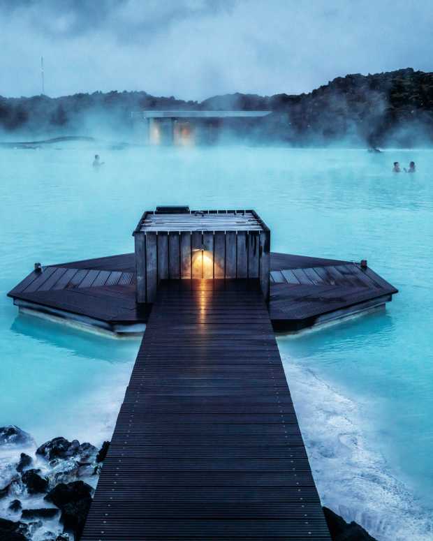 Woman's Impressive Attempt to Carry Drinks From the Swim-Up Bar Is ...