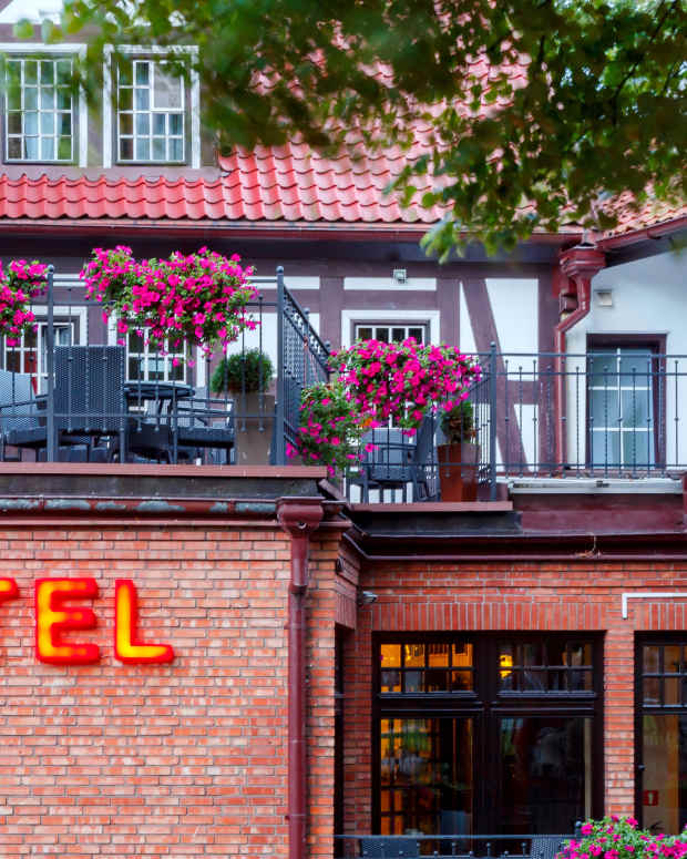 Man's 'Nightmare' Room at a Hostel in Alaska Has People Laughing Out ...