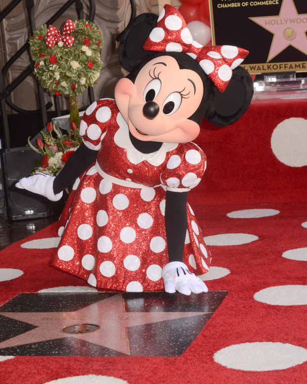 Watch: Minnie Mouse Suffers a Wardrobe Malfunction at Disneyland Paris ...