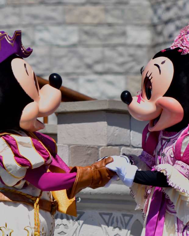 Watch: Minnie Mouse Suffers a Wardrobe Malfunction at Disneyland Paris ...