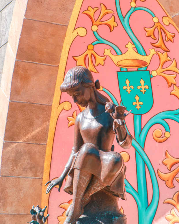 Watch: Minnie Mouse Suffers a Wardrobe Malfunction at Disneyland Paris ...