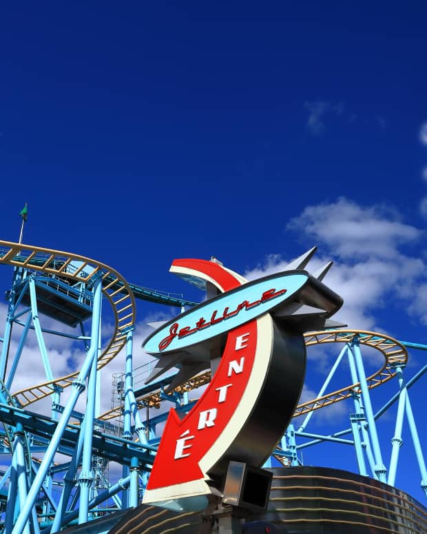 People Stuck Upside-Down for Hours After Roller Coaster Suddenly Stops ...