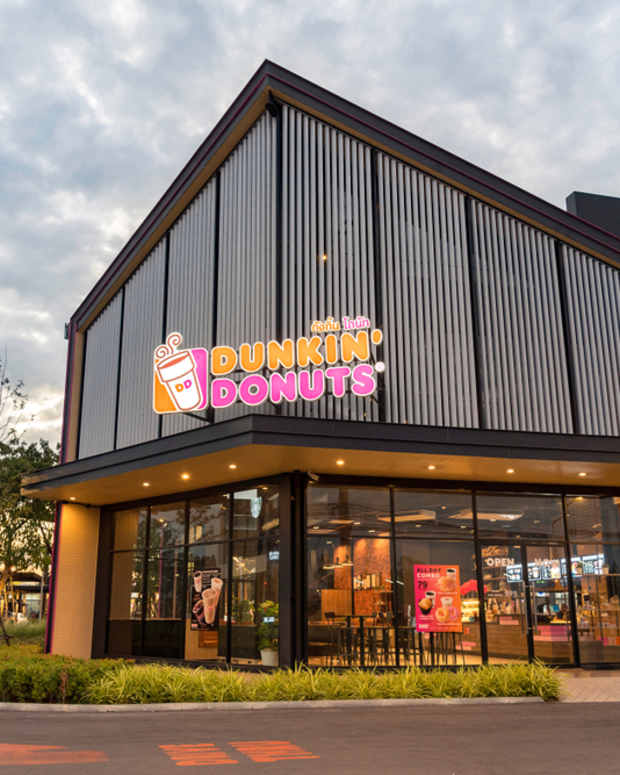 Hungry Raccoon Shows Up at Dunkin' Donuts Drive-Thru and Worker's ...