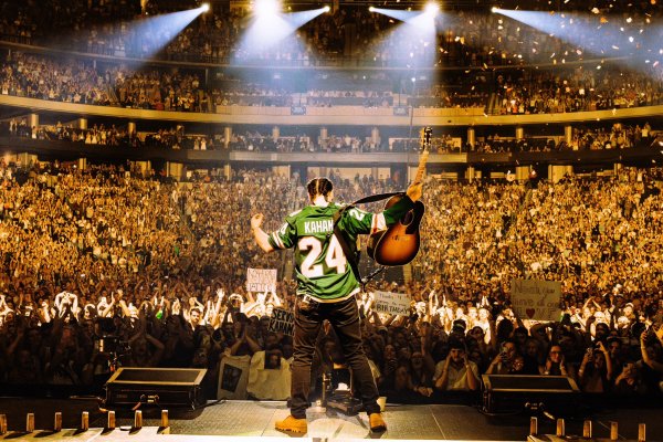 'God I Love Minnesota': Singer Noah Kahan Meets Minnesota Wild Players ...