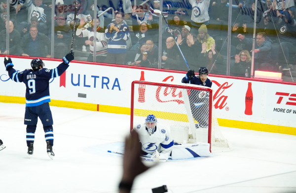 Jets Move Back Atop Central Division, Beat Bolts 4-2 at Home