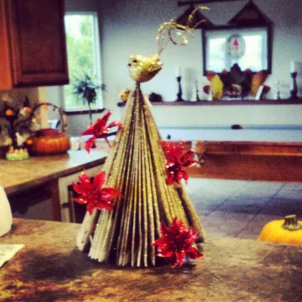 How to Make a DIY Craft Magazine Christmas Tree - HubPages