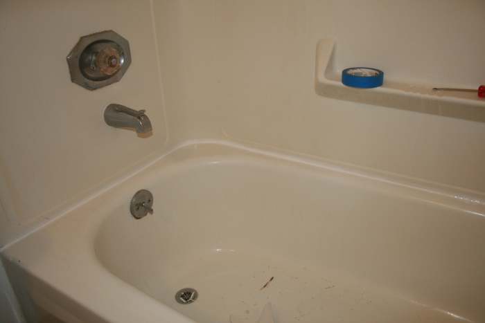 A Beginner’s Guide to Caulking a Bathtub - Dengarden
