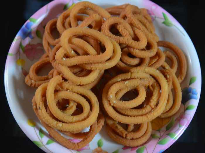 Theingolu (Urad Dal Snack) Recipe - Delishably